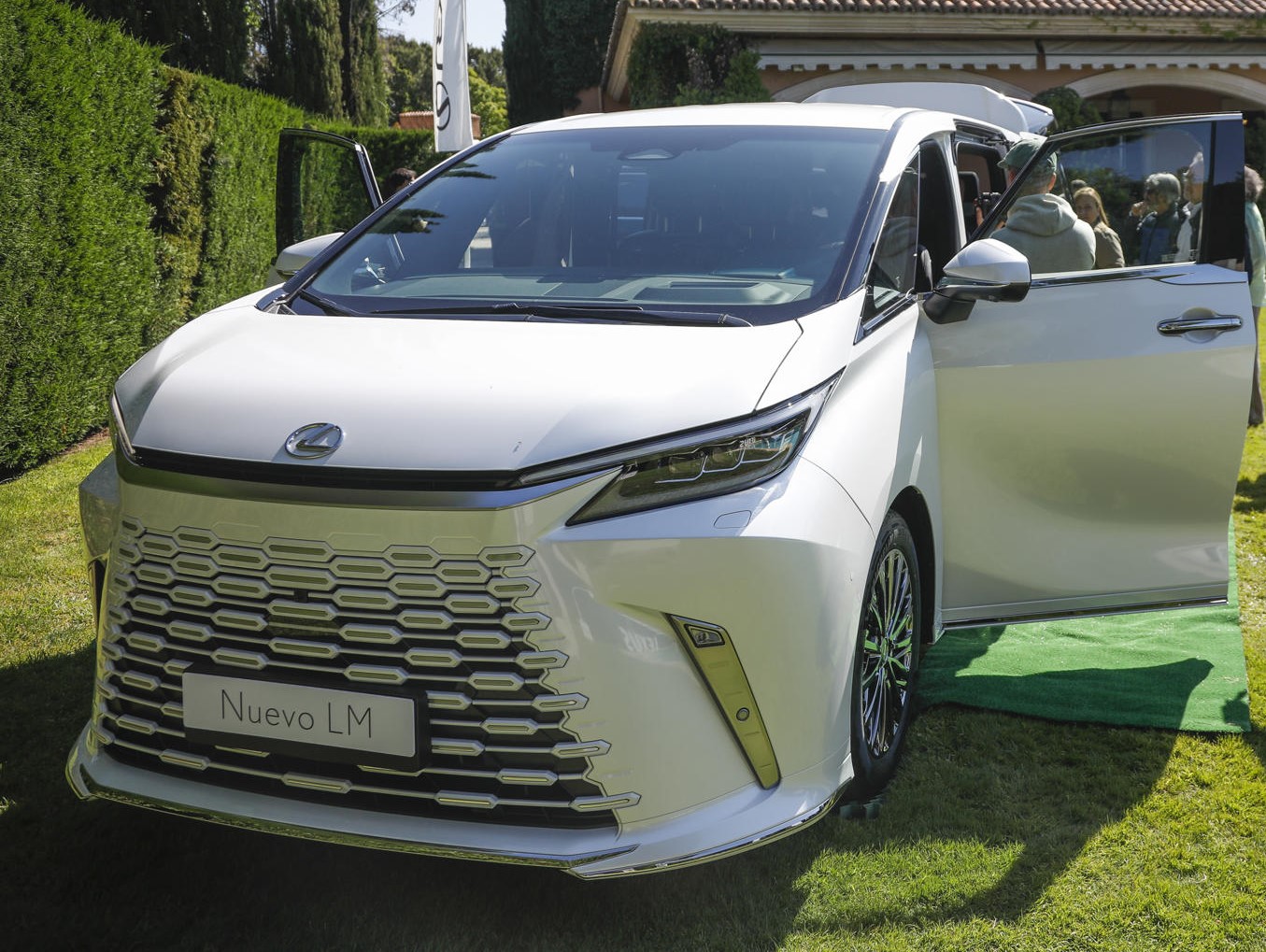 Miniván híbrida de lujo LM 350 h de Lexus llegarán a España en otoño