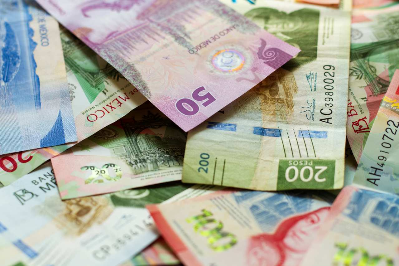 Preferencia por la divisa mexicana: Nuevo mínimo histórico del peso ...