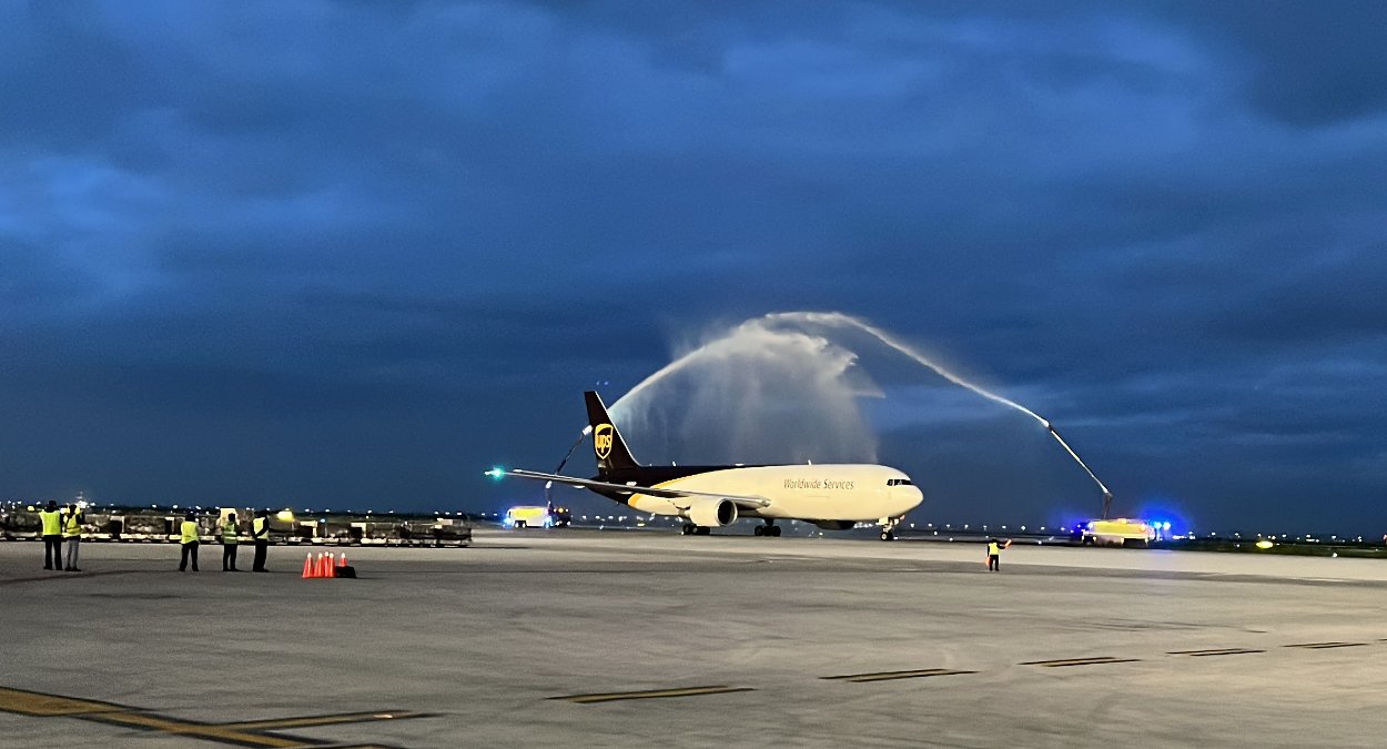 Aterriza primer avión de UPS en el AIFA
