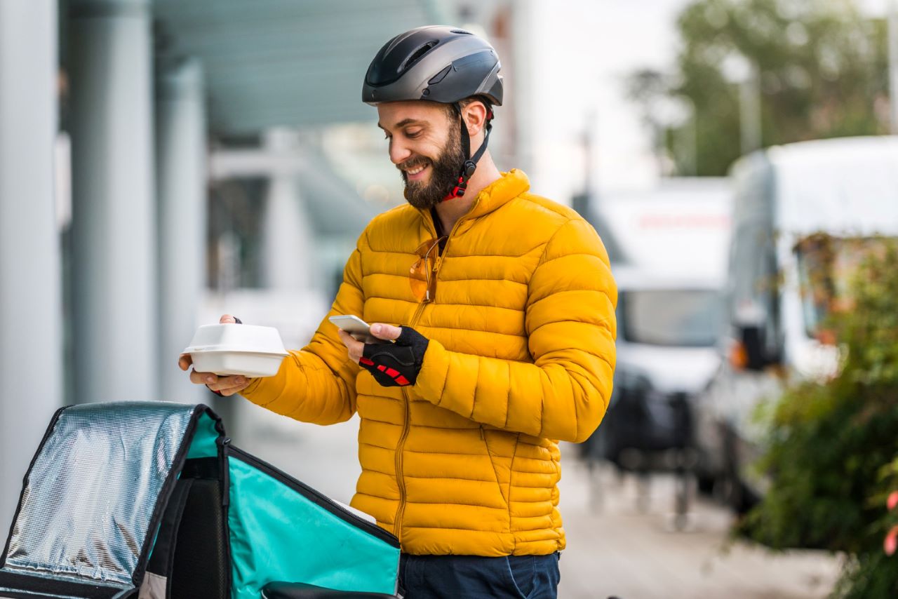 Repartidores de delivery: Uber Eats y Rappi capacitan a los conductores